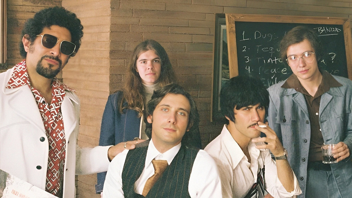 ‎Autos, mota y rocanrol (2025) directed by José Manuel Cravioto ...