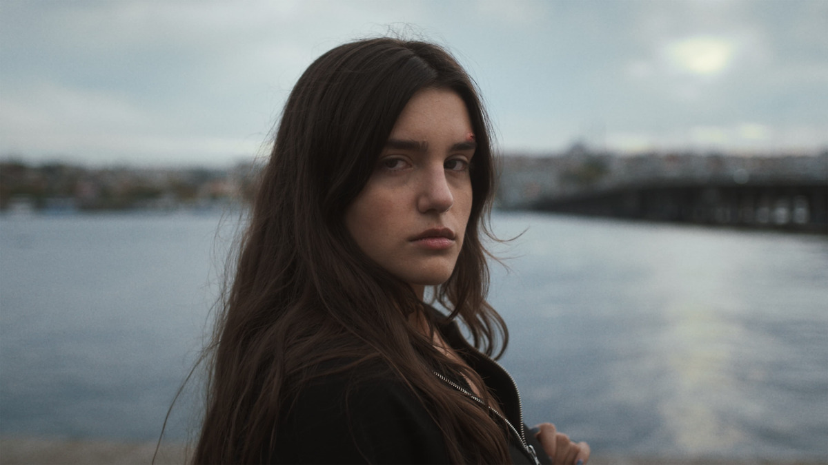 ‎Elbow (2024) directed by Aslı Özarslan • Reviews, film + cast • Letterboxd