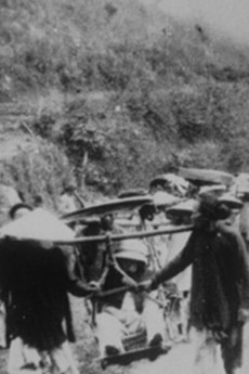 ‎Passage en chaises à porteur au col des Nuages (Annam) (1900) directed ...