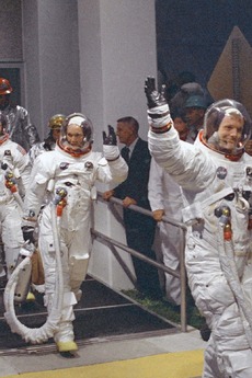 ‎On Camera: Fifteen Apollo Astronauts and Their Experience of a ...