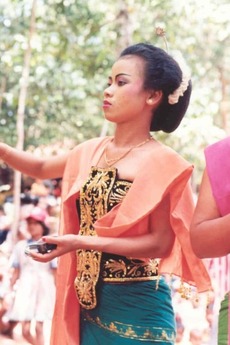 ‎Tayuban (1996) directed by Felicia Hughes-Freeland • Film + cast ...