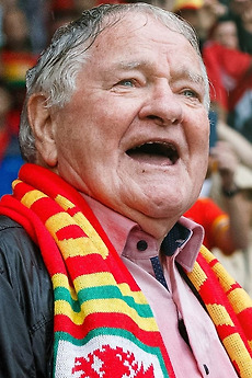 ‎Yma O Hyd (2022) • Film + cast • Letterboxd