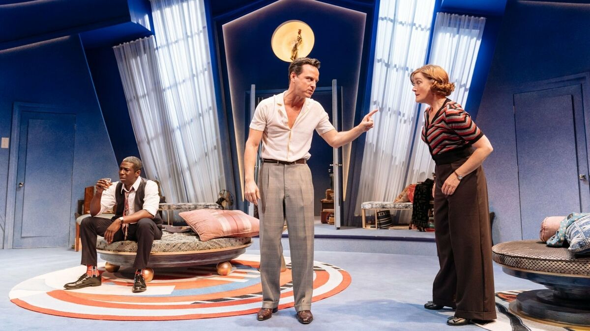 ‎National Theatre Live: Present Laughter (2019) directed by Matthew ...