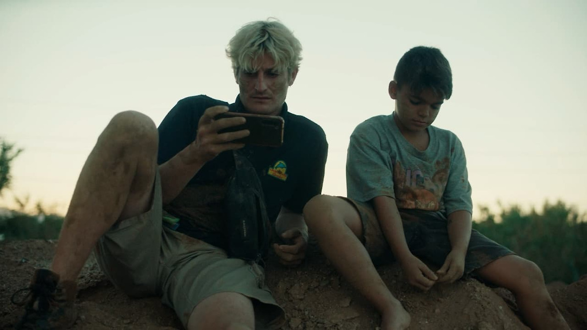 ‎Apartamentos Paradiso (2024) directed by Víctor Jiménez Lafuente, Andreu Garcia Antolí ...