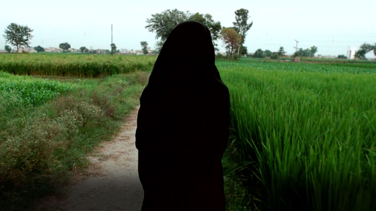 ‎A Girl in the River: The Price of Forgiveness (2015) directed by Sharmeen Obaid-Chinoy ...