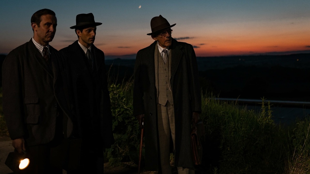 ‎Nandor Fodor and the Talking Mongoose (2023) directed by Adam Sigal ...